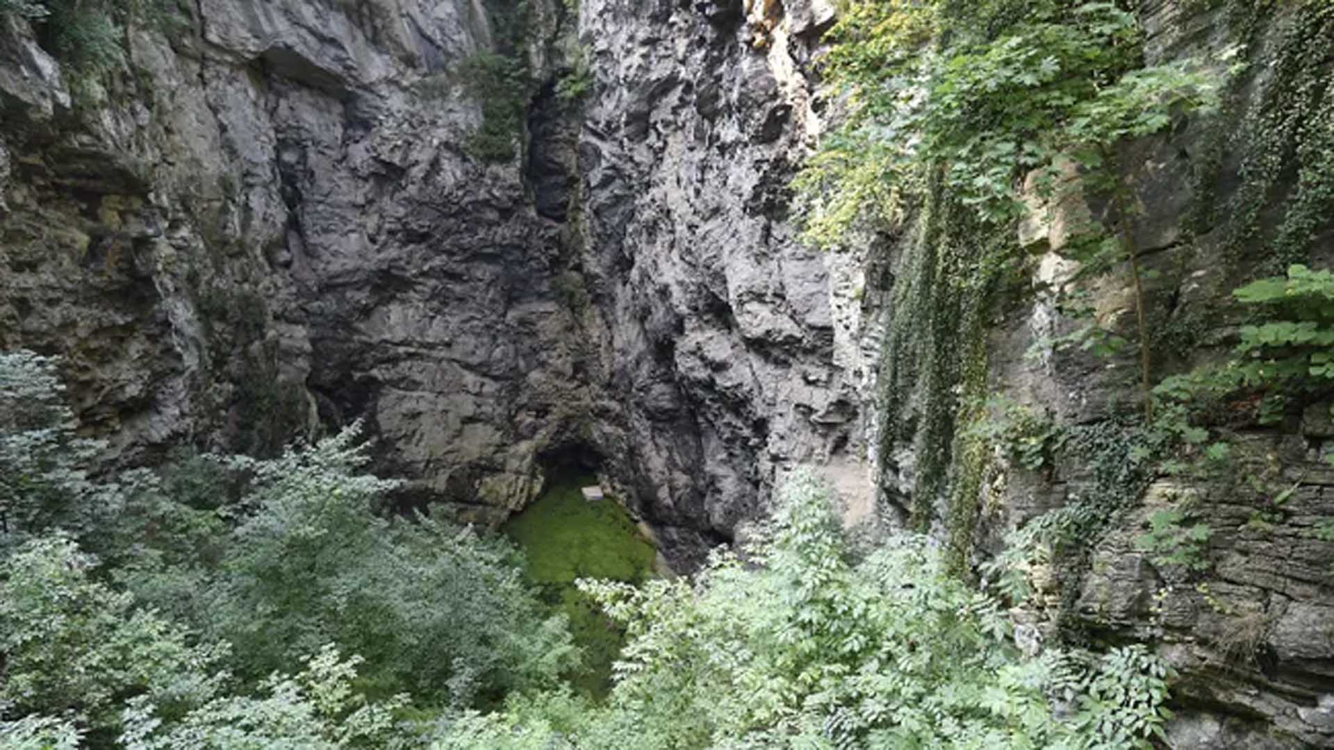 Hranice Abyss: पृथ्वी पर सबसे गहरी मीठे पानी की गुफा | Hranice Abyss ...