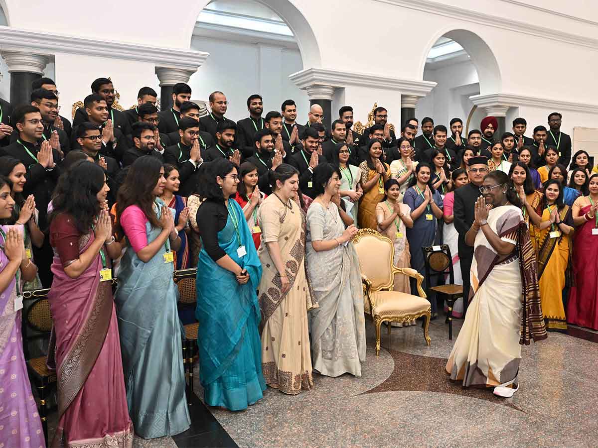 2023 बैच के IAS अधिकारियों ने नई दिल्ली में राष्ट्रपति द्रौपदी मुर्मू ...