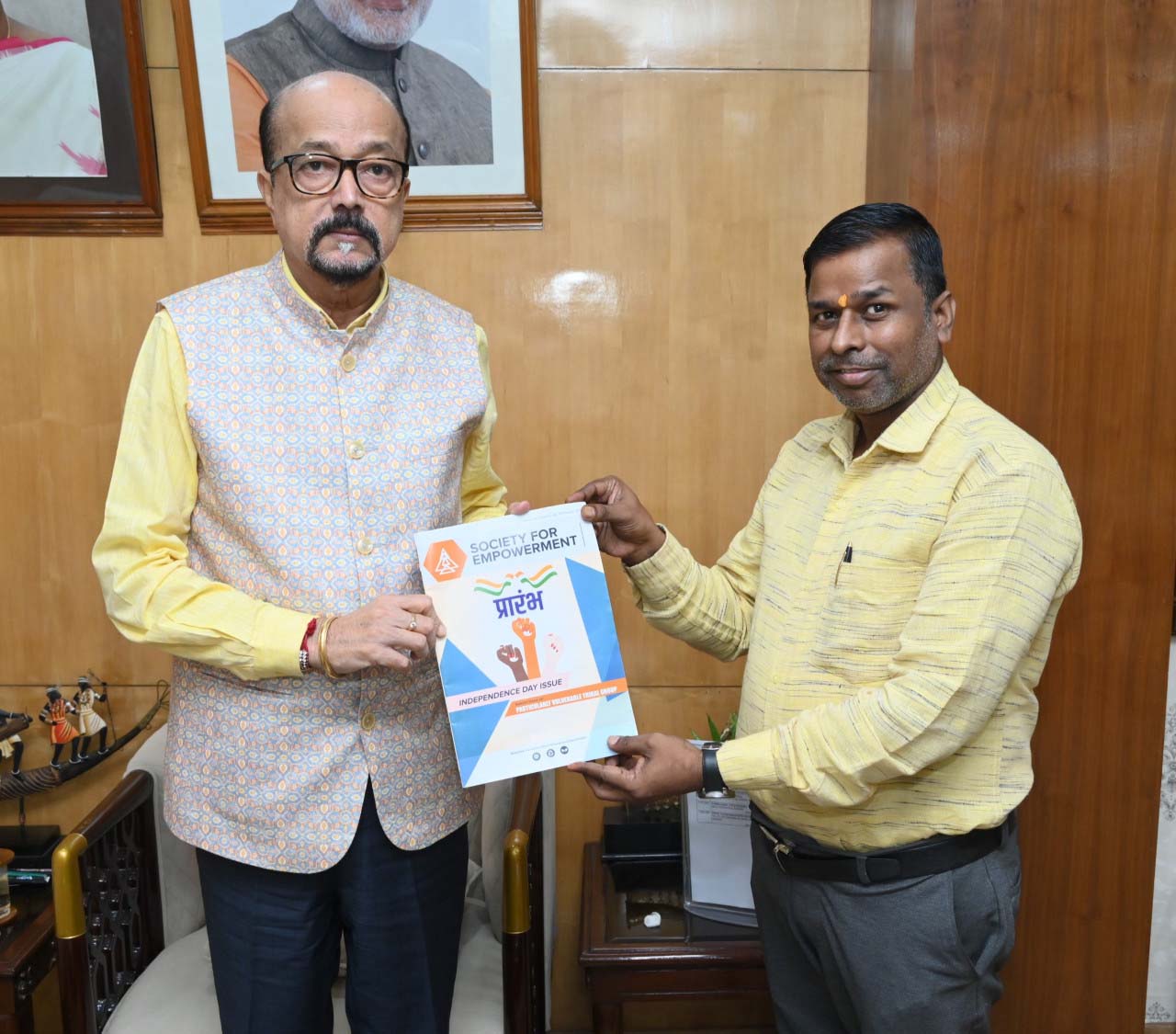 राज्यपाल डेका को प्रारंभ पत्रिका का विशेषांक भेंट | Governor Deka ...