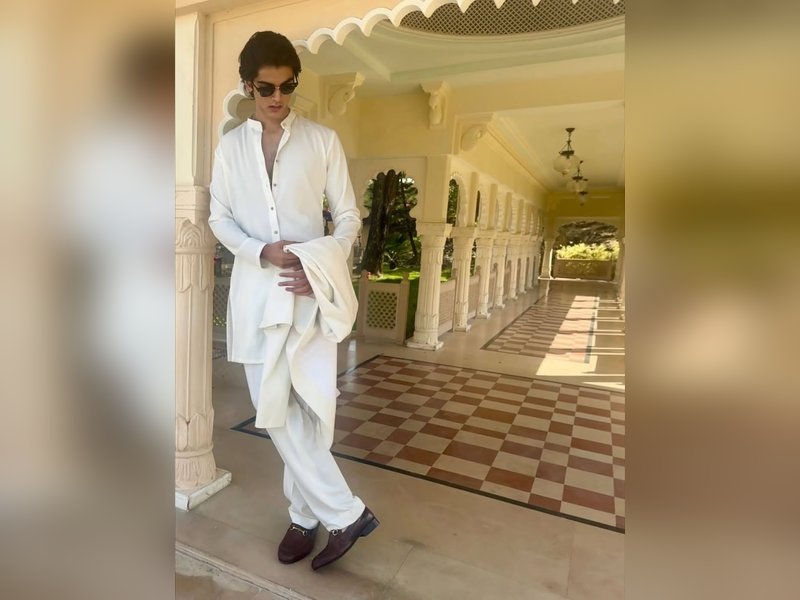 Ronit Roy ने बेटे अगस्त्य को 18 साल का होने पर 'ट्रिलियन में एक' कहा ...