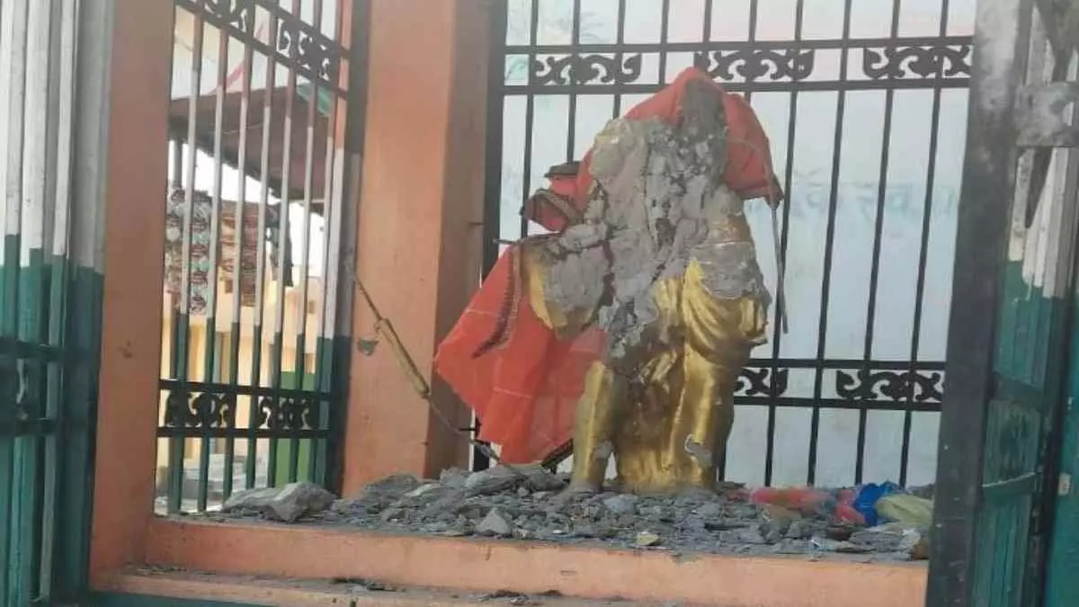फिंगेश्वर में महात्मा गांधी की मूर्ति तोड़ने से ग्रामीणों में आक्रोश ...