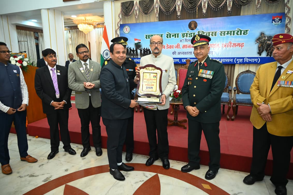 सशस्त्र सेना झण्डा दिवस के अवसर पर समारोह में हुए शामिल राज्यपाल रमेन ...
