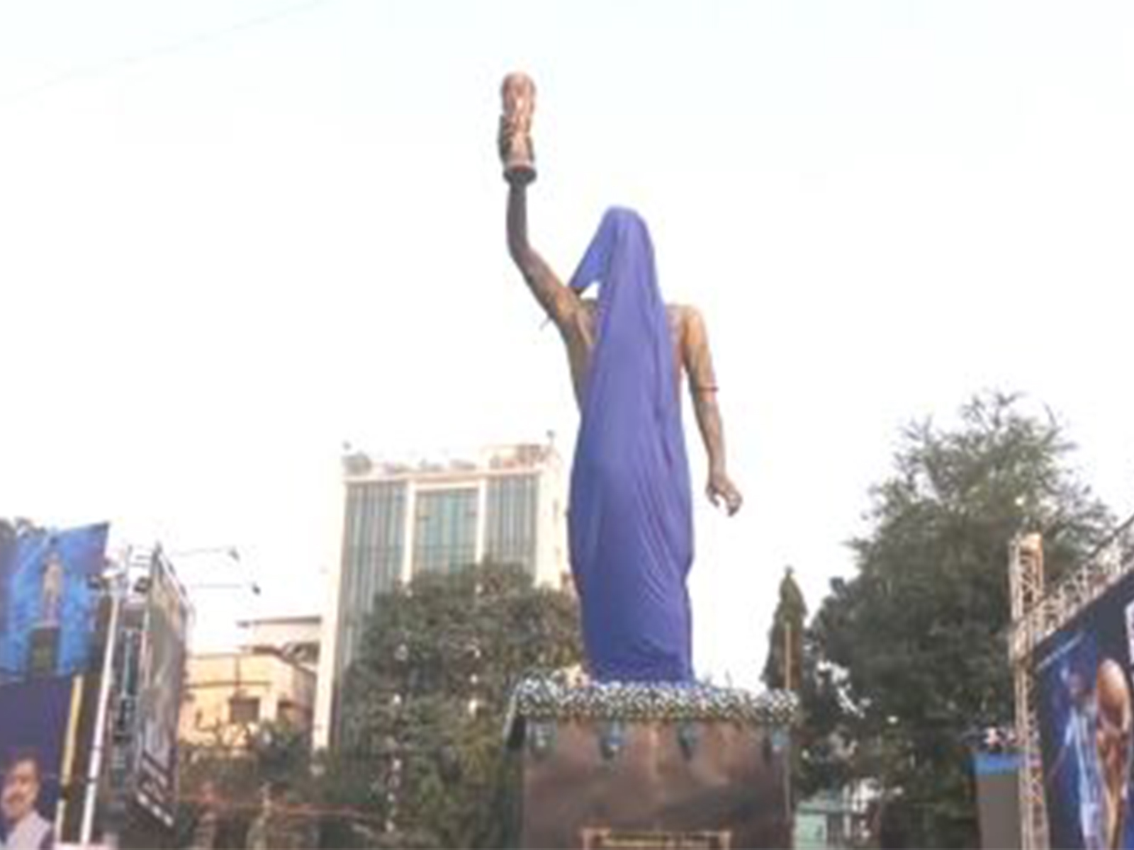 लियोनेल मेस्सी कोलकाता के लेक टाउन में अपनी 70 फुट ऊंची प्रतिमा का ...