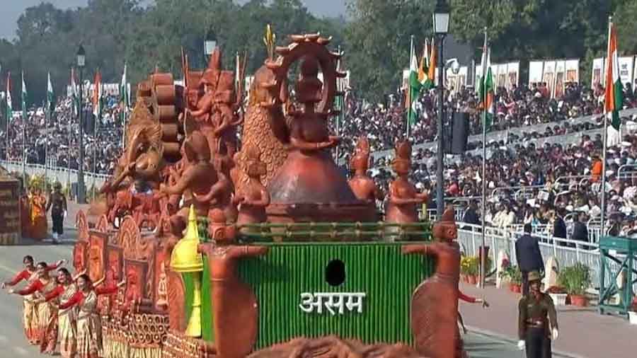 गणतंत्र दिवस परेड में Assam की झांकी में अशारिकांडी टेराकोटा शिल्प ...