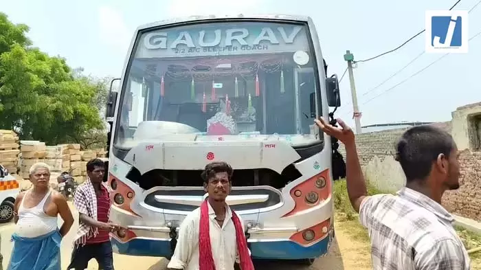 हाईटेंशन लाइन की चपेट में आई यात्री बस; दंपति की मौत, कई घायल ...
